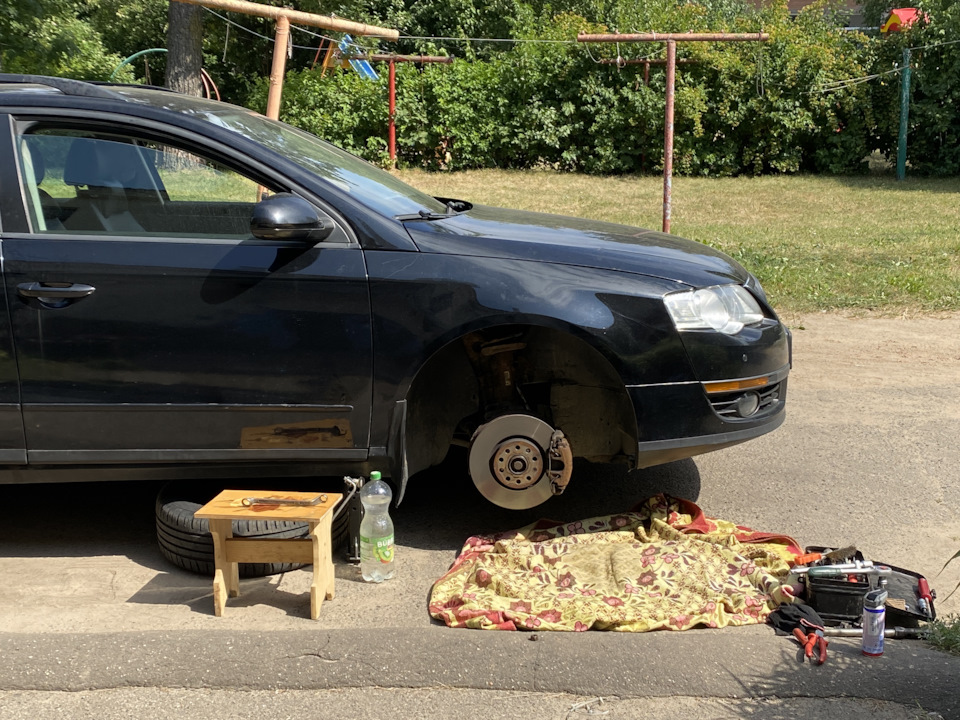 Замена стоек стабилизатора — Volkswagen Passat B6, 2 л, 2007 года ...