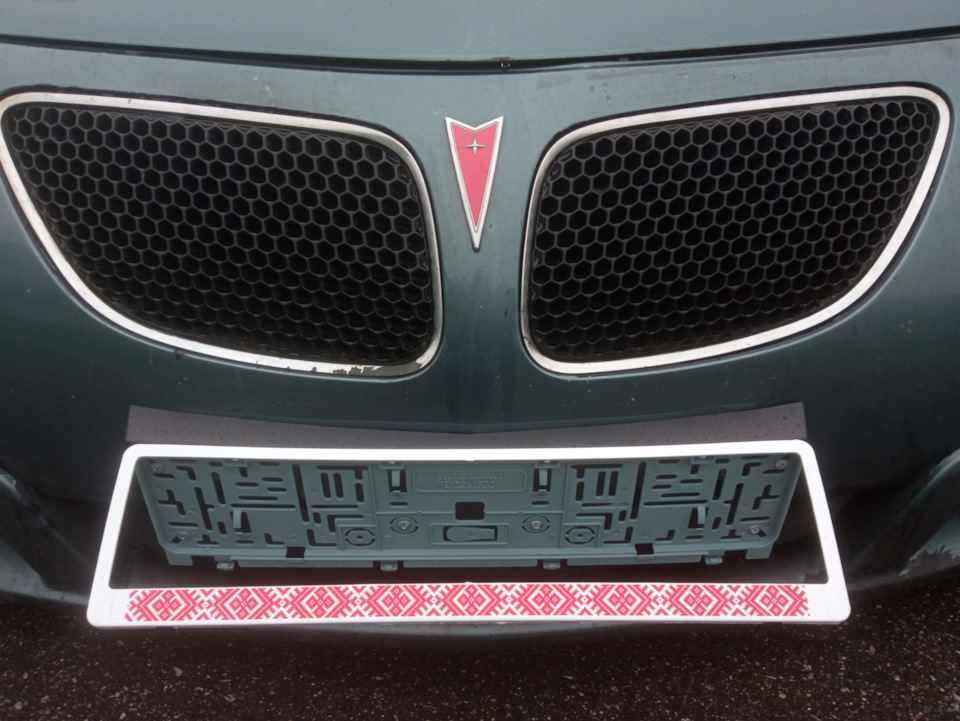 Держатель гос.номера переднего бампера — Pontiac Vibe (1G), 1,8 л, 2008 ...