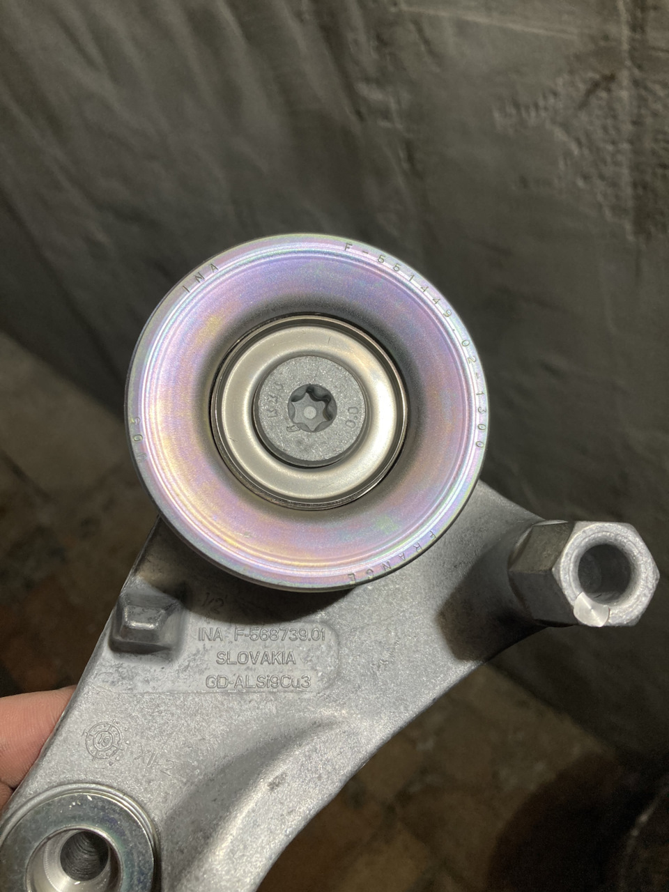 Замена натяжителя приводного ремня — Honda Civic Hatchback (9G), 1,8 л ...