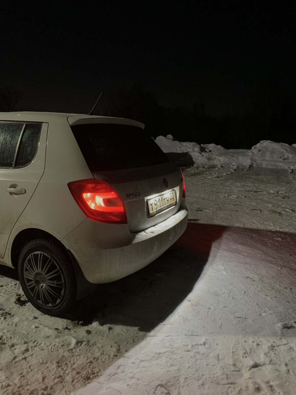 Замена лампочек подсветки номера — Skoda Fabia Mk2, 9,9 л, 2014 года ...