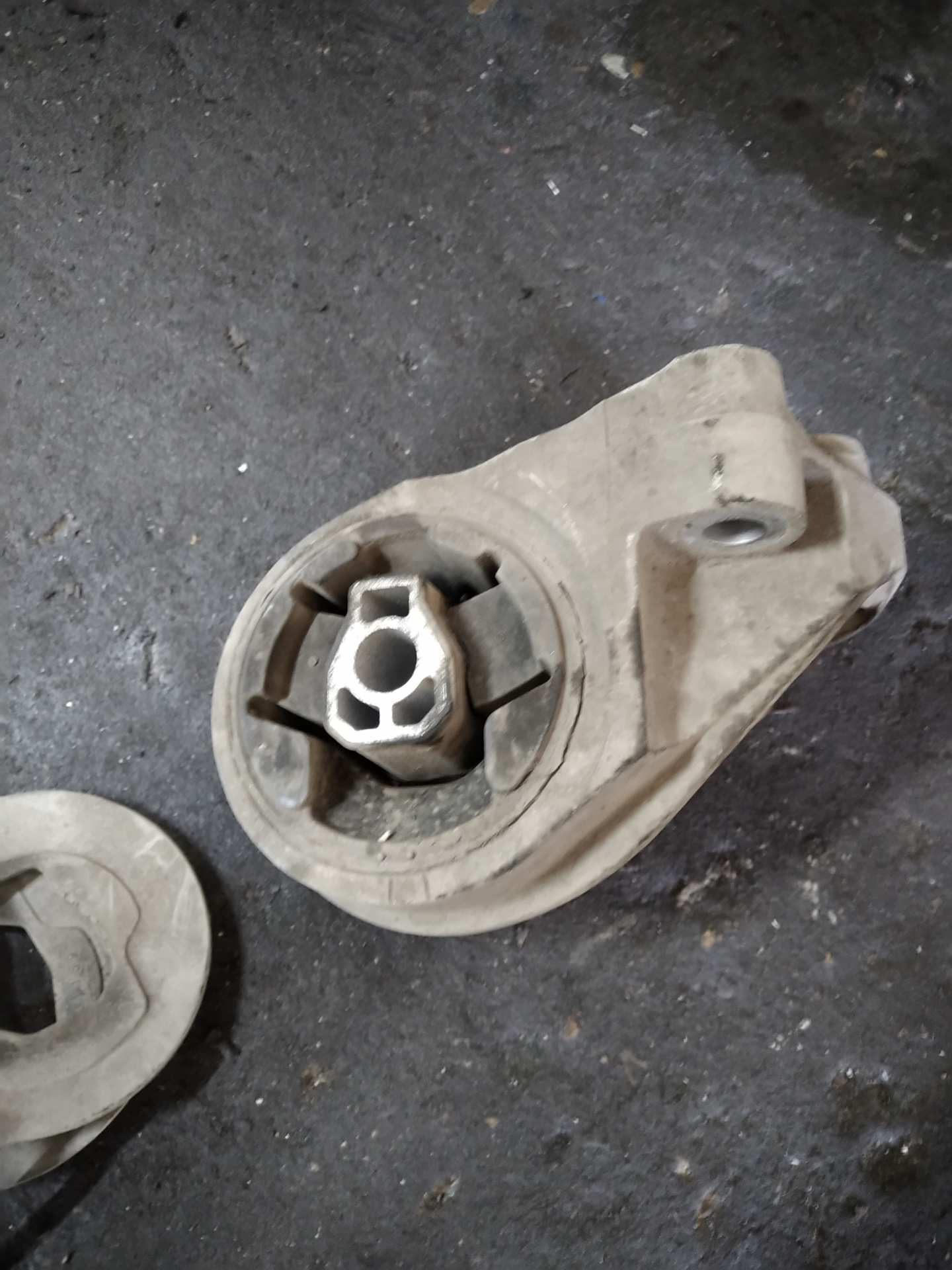Задняя опора двигателя Шевроле Каптива — Chevrolet Captiva (1G), 2,4 л ...