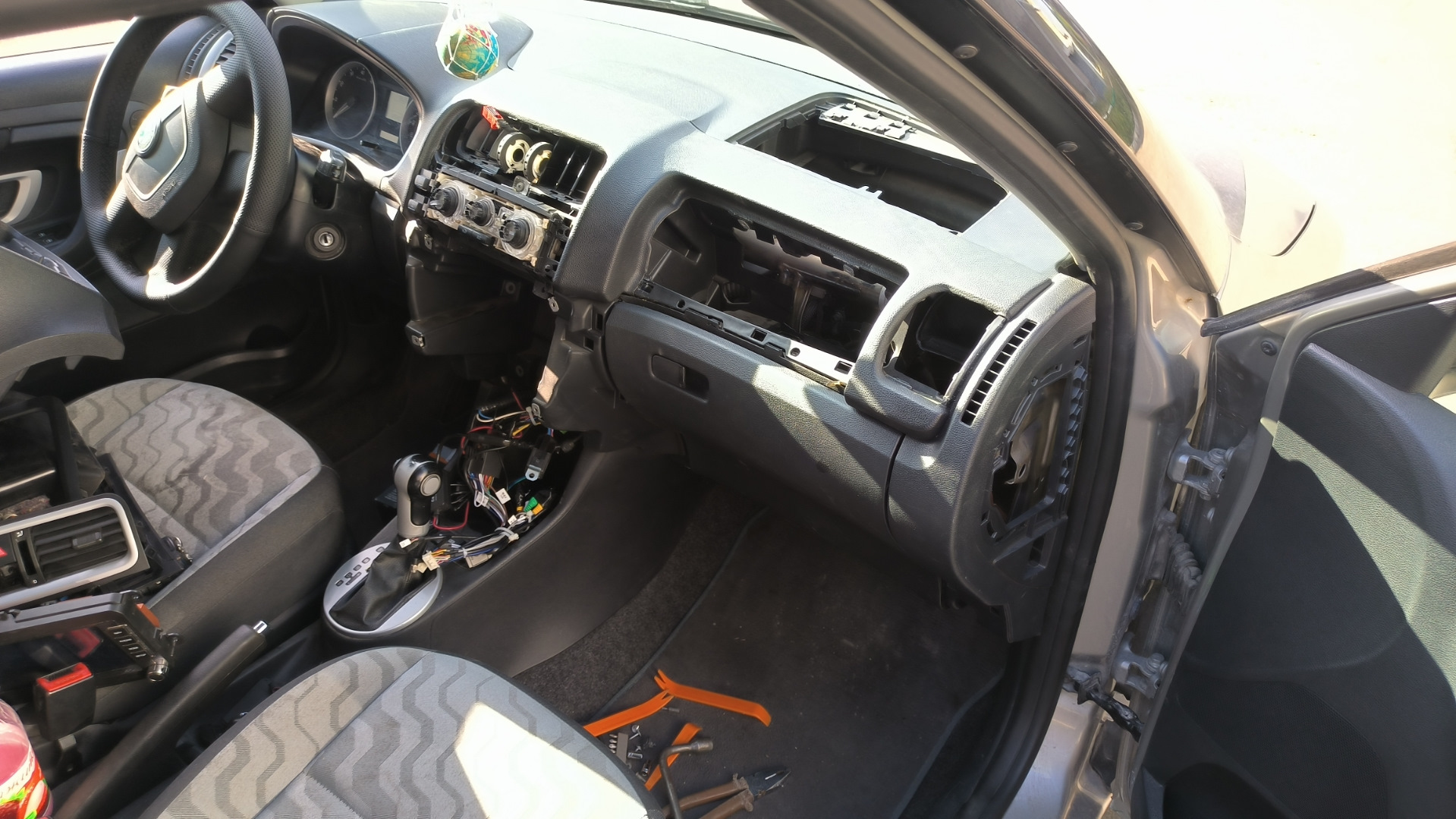 Замена вентилятора отопителя — Skoda Fabia Mk2, 1,6 л, 2010 года ...