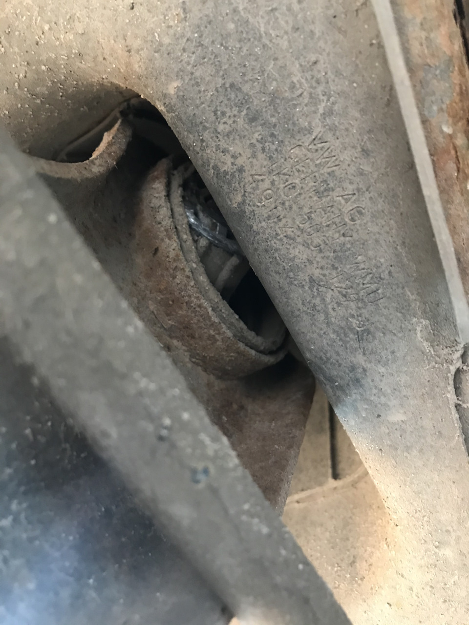 Замена отбойников и сайлентблока — Volkswagen Golf Mk5, 1,6 л, 2005 ...