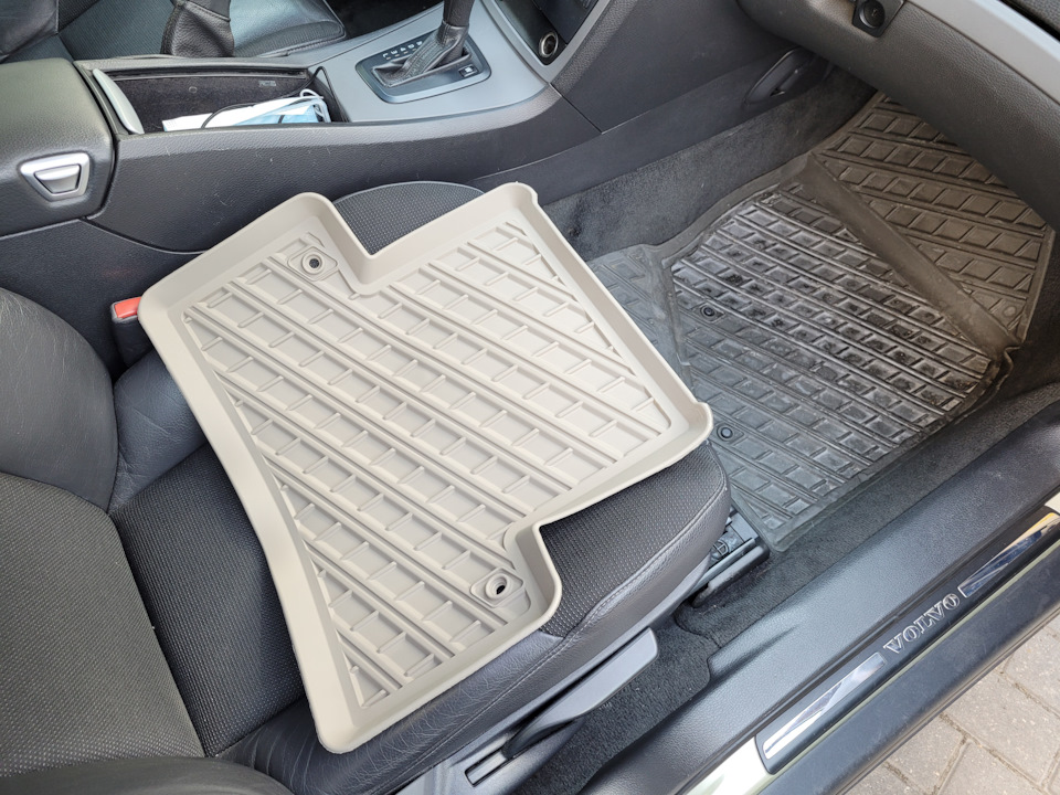 Чёрное и белое, про автоковрики — Volvo S60 (1G), 2,4 л, 2006 года ...