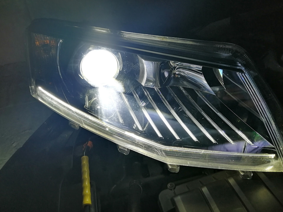 Амортизаторы капота — Land Rover Freelander 2, 2,2 л, 2008 года ...