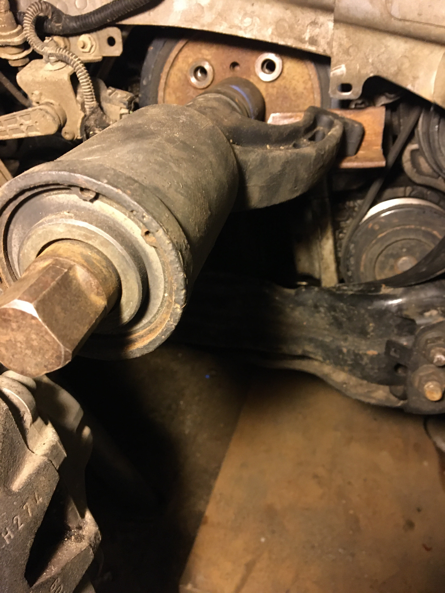 Отворачивание гайки коленвала. — Volvo XC70 III, 2,4 л, 2007 года ...