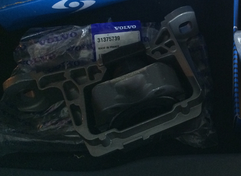 Замена правой гидроопоры двигателя C30 — Volvo C30, 2 л, 2011 года ...