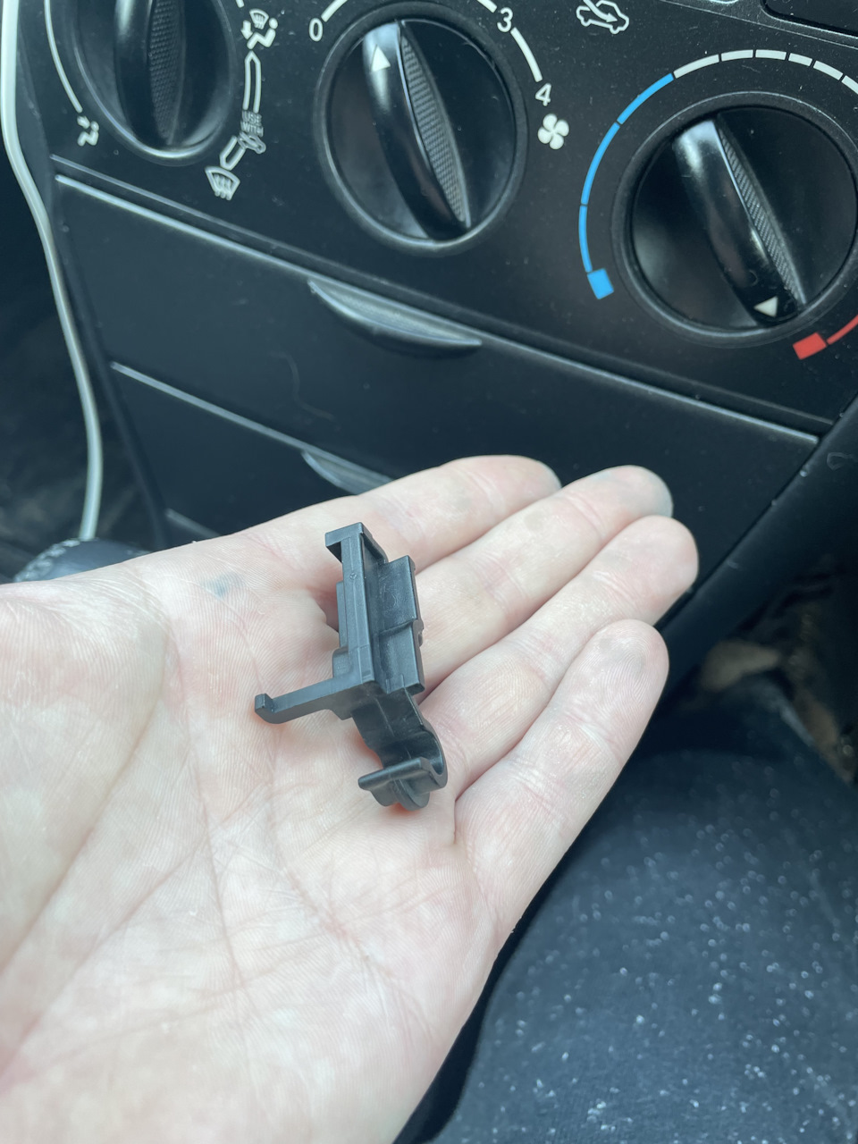 Крючок под воронку. — Toyota Corolla Fielder (E120), 1,5 л, 2003 года ...