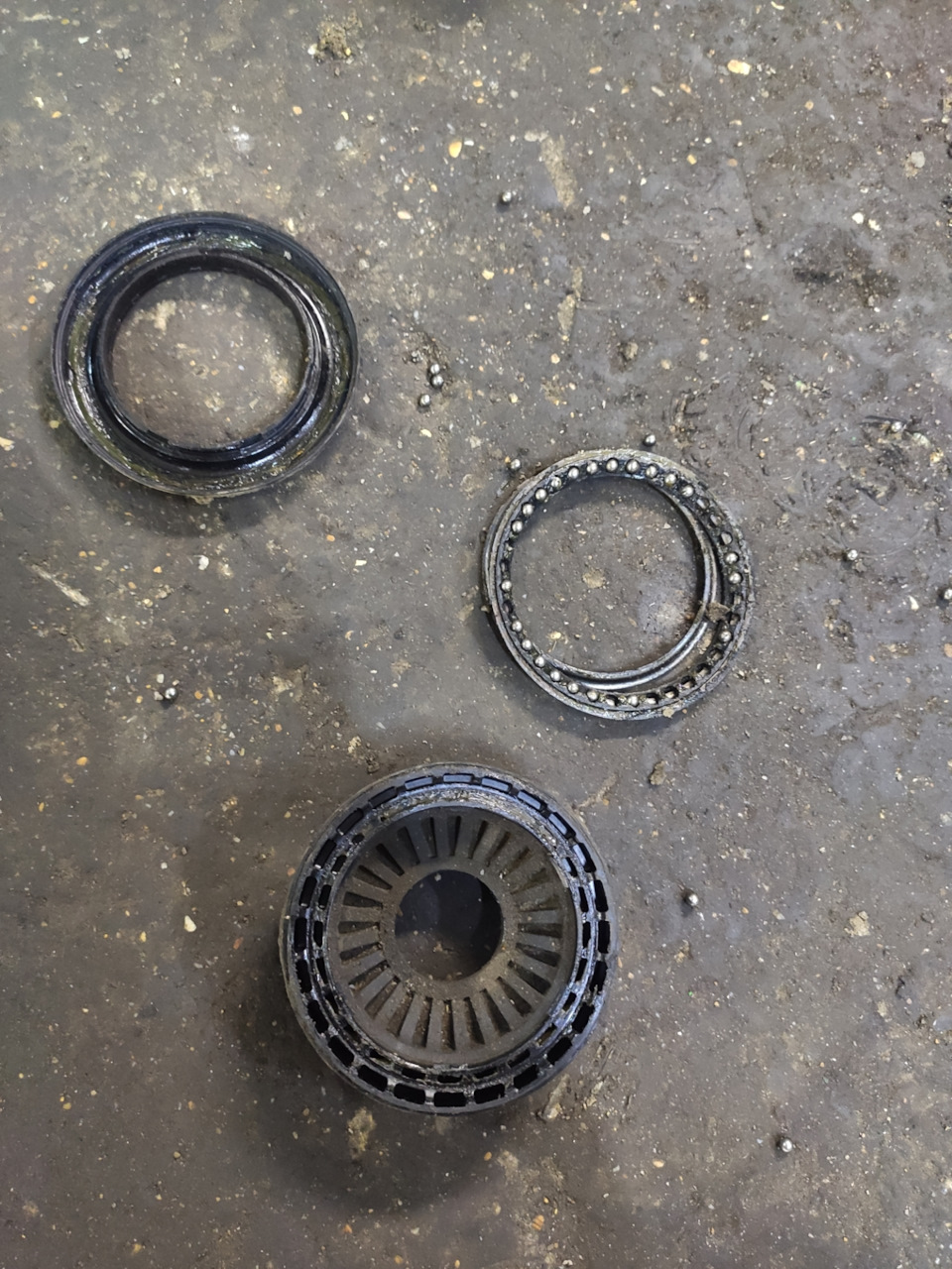 Замена передних Амортов — Ford Focus Hatchback III, 2 л, 2012 года ...