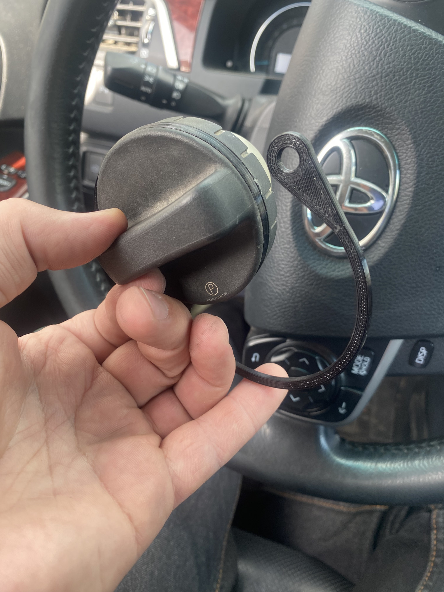 Поводок крышки бензобака — Toyota Camry (XV50), 2,5 л, 2014 года ...