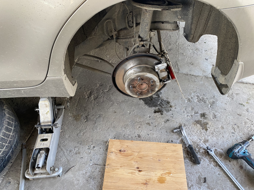 Замена пыльника суппорта, тормозная жидкость, пыльника аммортизаторов ...