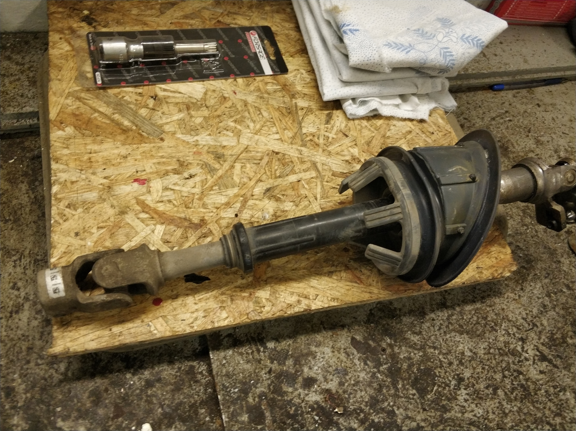 Замена крестовины рулевого вала — Audi A5 (1G), 2 л, 2013 года | своими ...