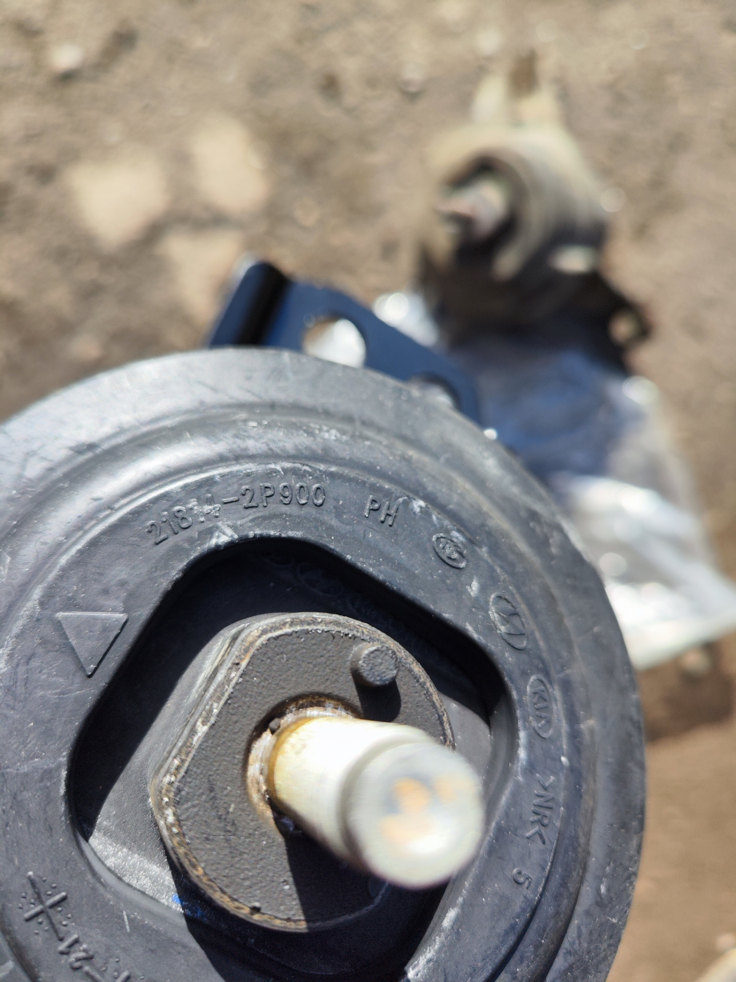 Замена Подушек двигателя — KIA Sorento (2G), 2,4 л, 2012 года | своими ...