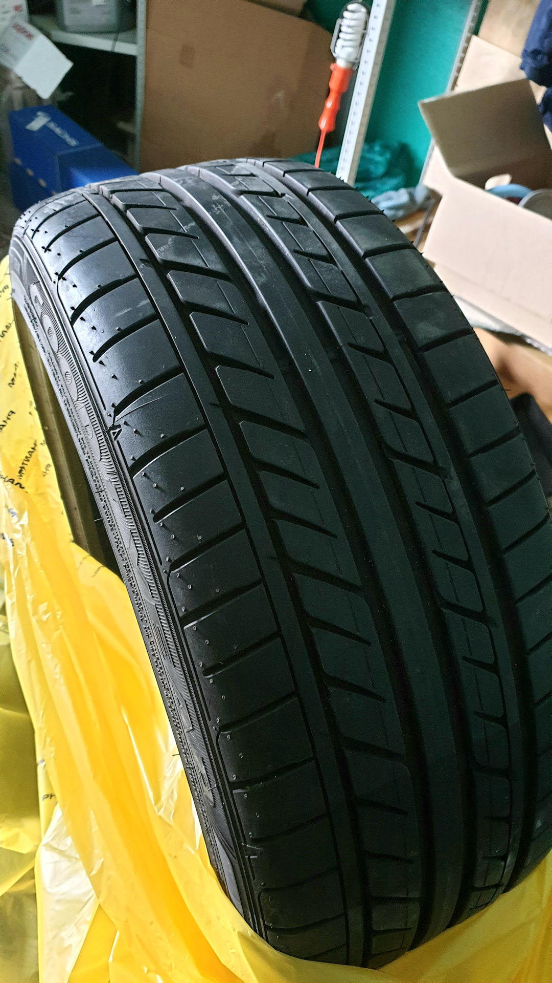 Goodyear Eagle LS EXE 235/40/18 — Volkswagen Passat B7, 1,4 л, 2012 ...