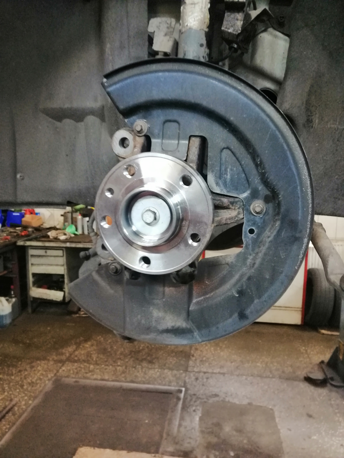 Замена ступичного подшипника, опорного и левого сальника привода ...