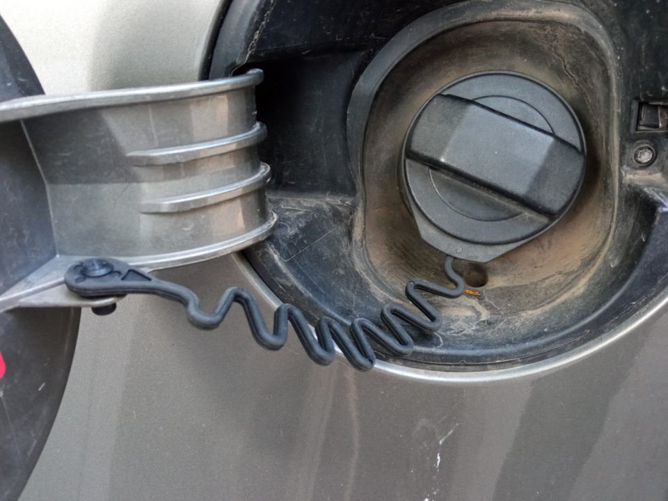 Поводок крышки бензобака — Mitsubishi Colt VI, 1,3 л, 2007 года ...