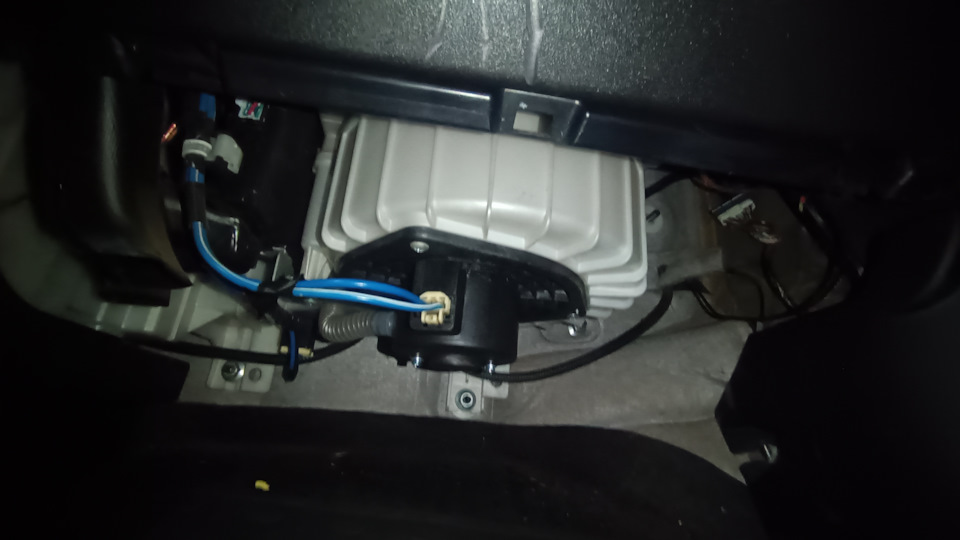 Моторчик печки (отопителя) — Mitsubishi Outlander XL, 2,4 л, 2007 года ...