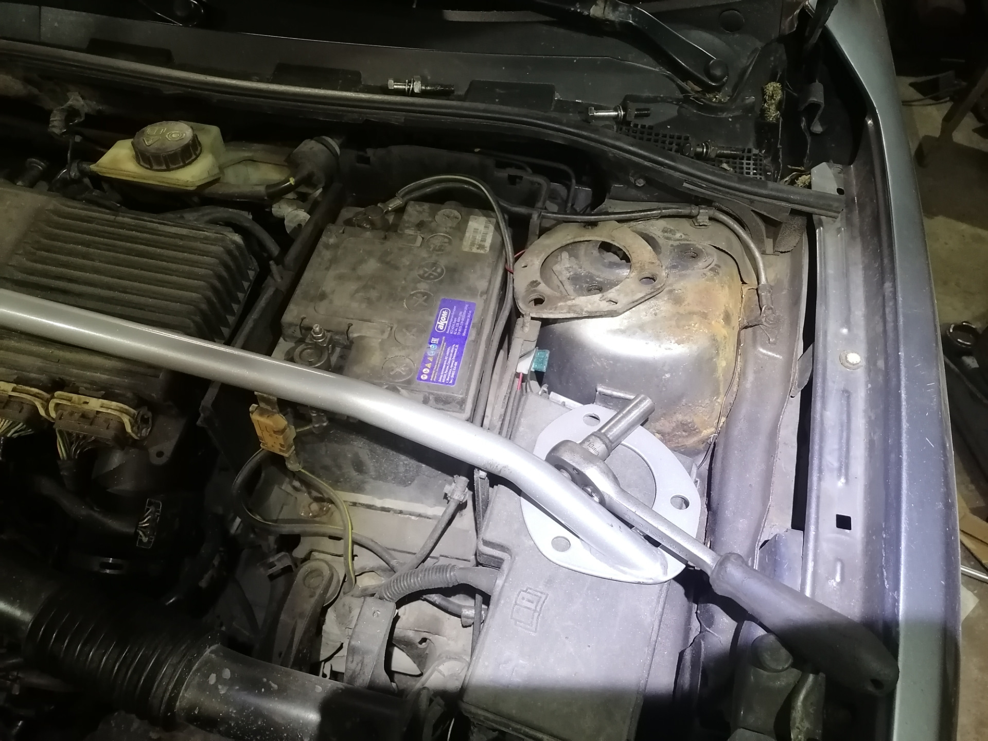 установка передней распорки на передние стаканы — Mazda 3 (1G) BK, 1,6 ...