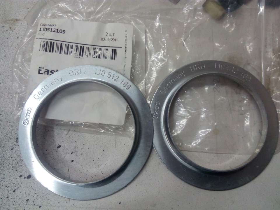 Замена опорных колец под задние пружины — Volkswagen Golf Mk4, 1,6 л ...