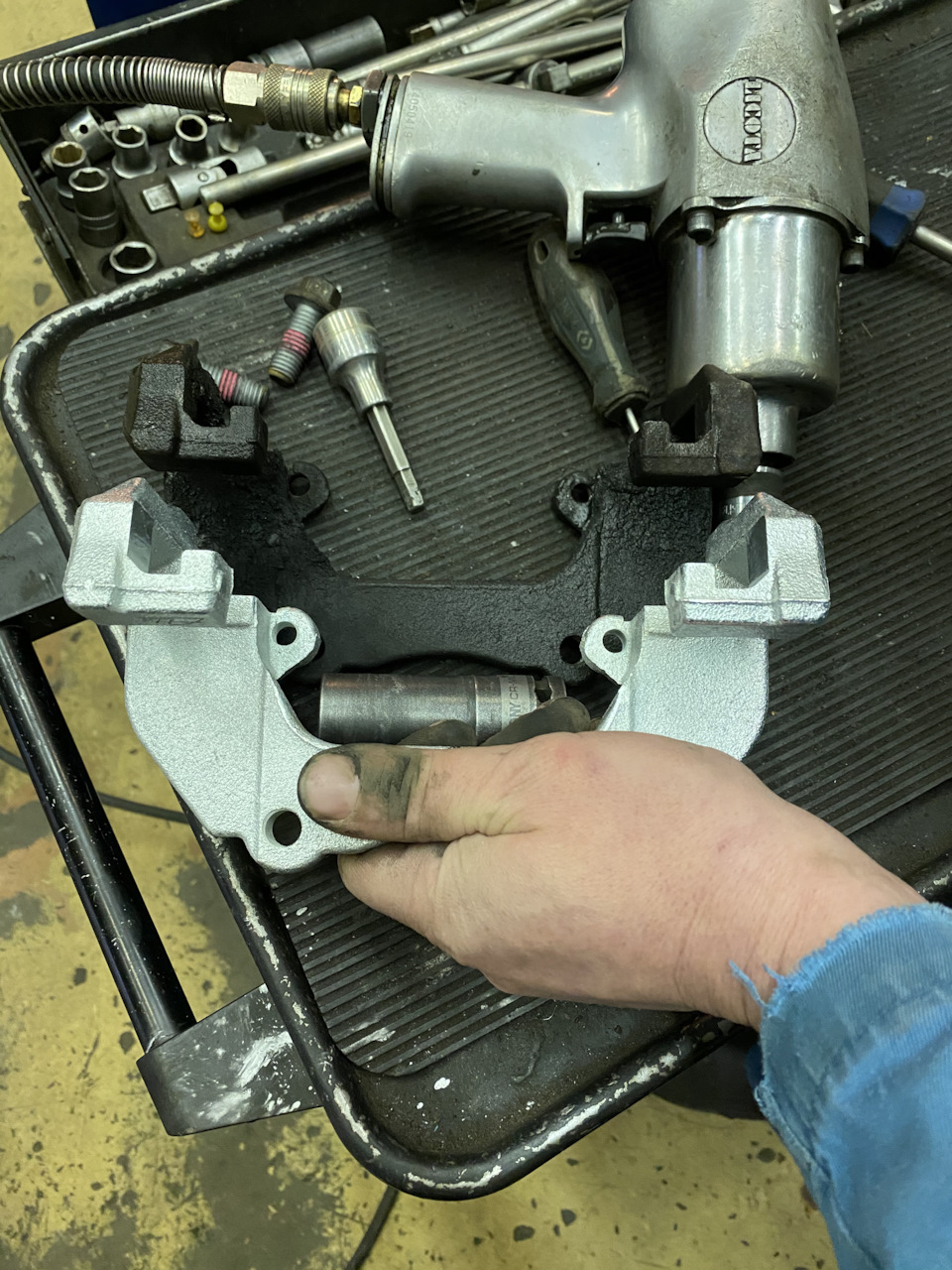 Скоба суппорта — замена — Volvo C70 (2G), 2,5 л, 2008 года | запчасти ...