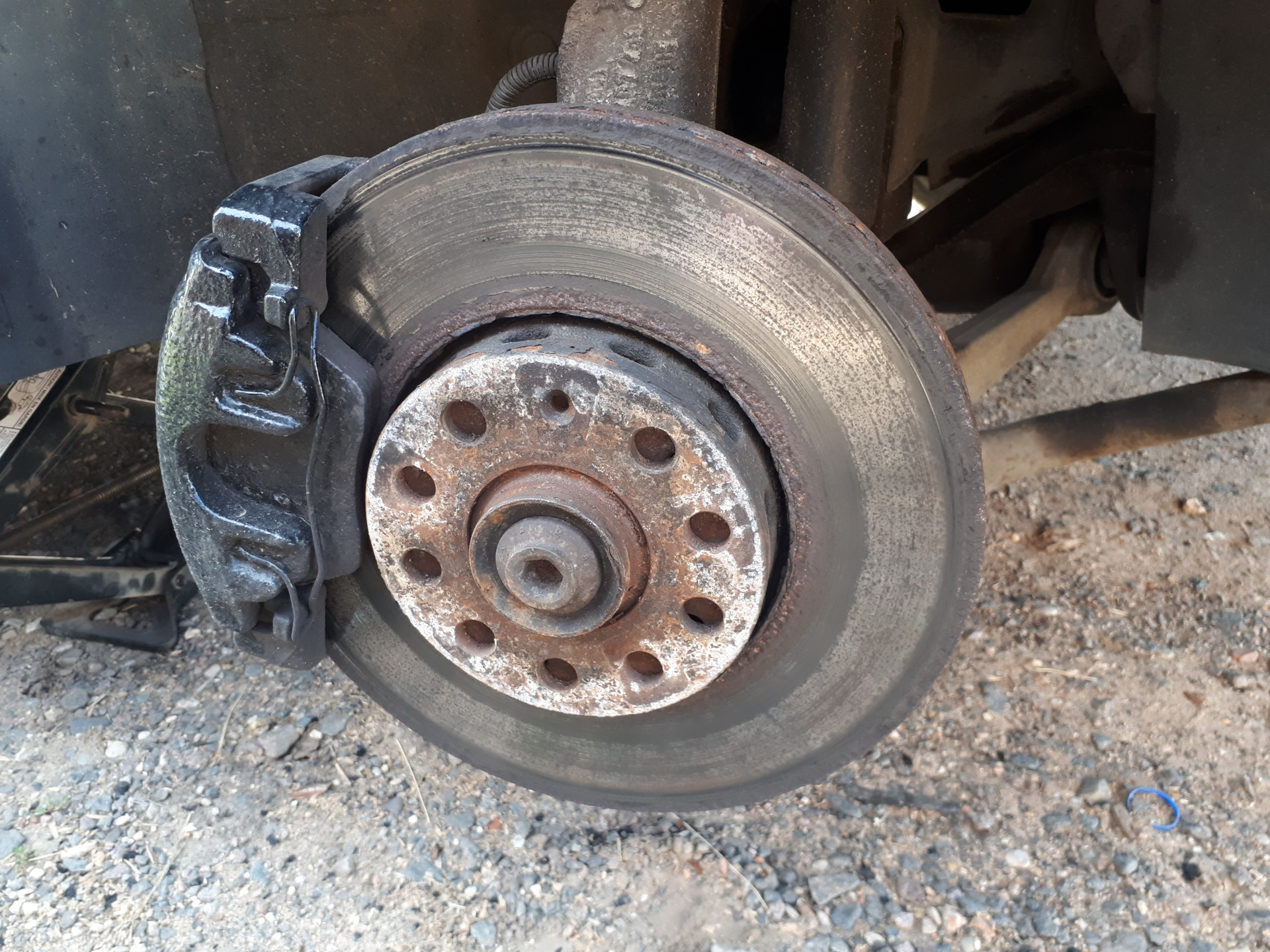 Замена тормозных дисков — Audi A4 Avant (B5), 1,9 л, 2000 года ...