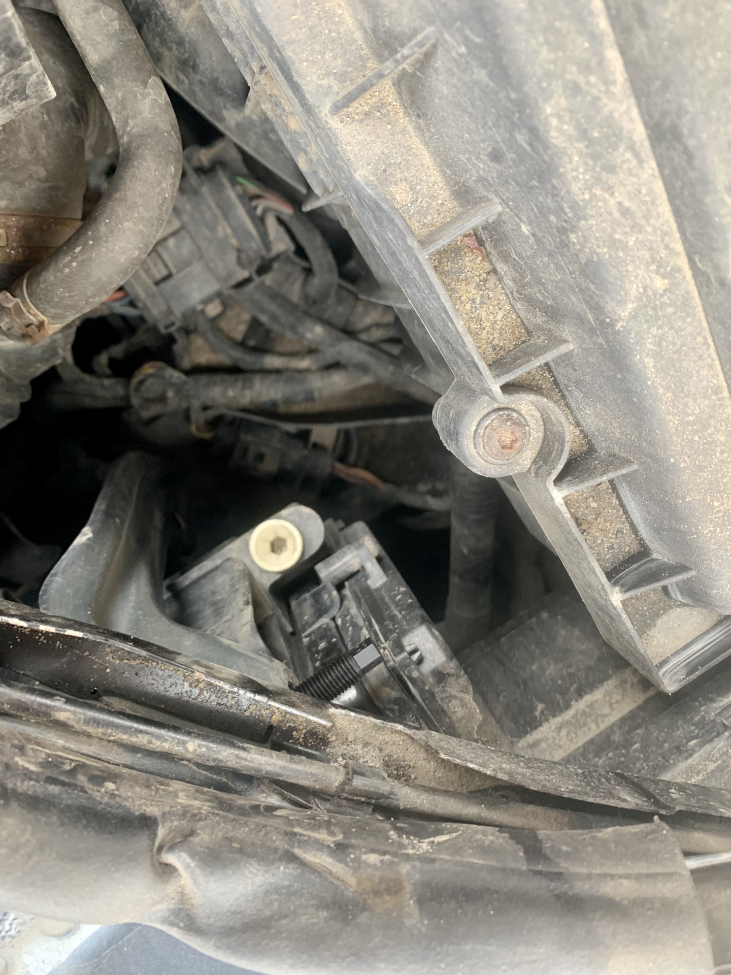 Шпилька крепления фары — Skoda Octavia A5 Mk2, 1,8 л, 2012 года ...