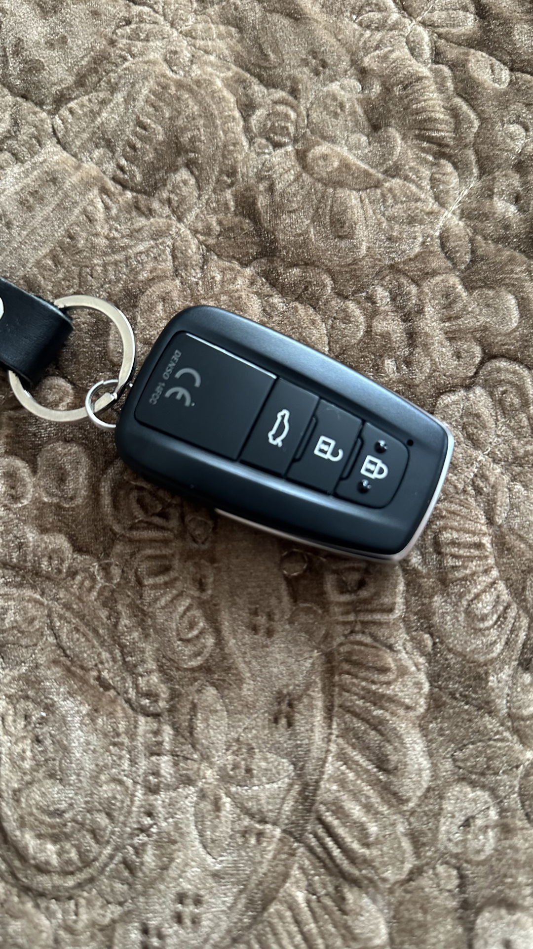 Замена батарейки на ключах — Toyota Camry (XV70), 2,5 л, 2018 года ...