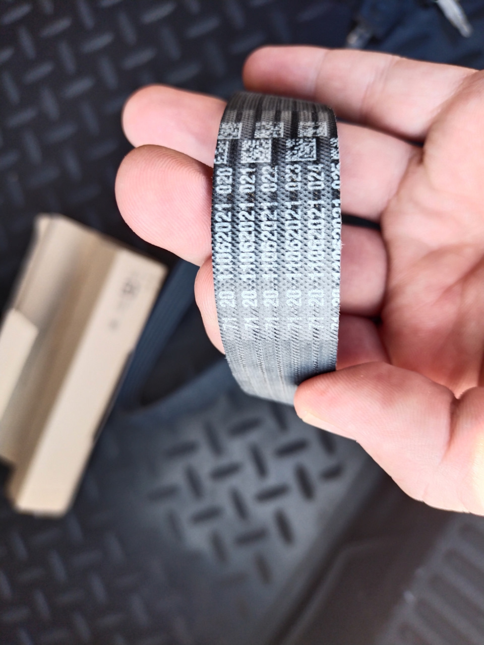 Замена поликлинового ремня — Volkswagen Polo Sedan, 1,6 л, 2019 года ...