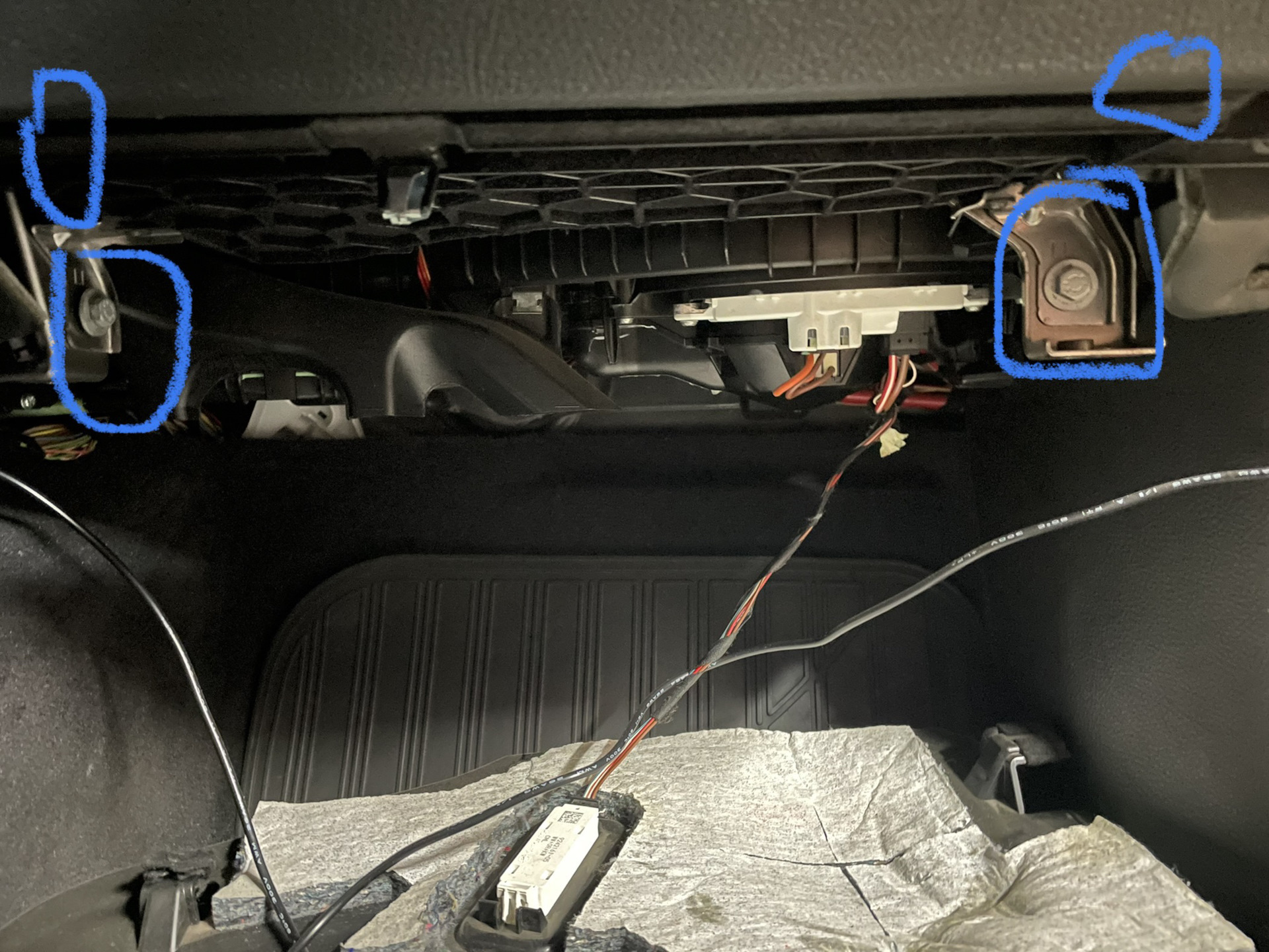 Замена амортизатора вещевого ящика — BMW 3 series (F30), 1,6 л, 2013 ...