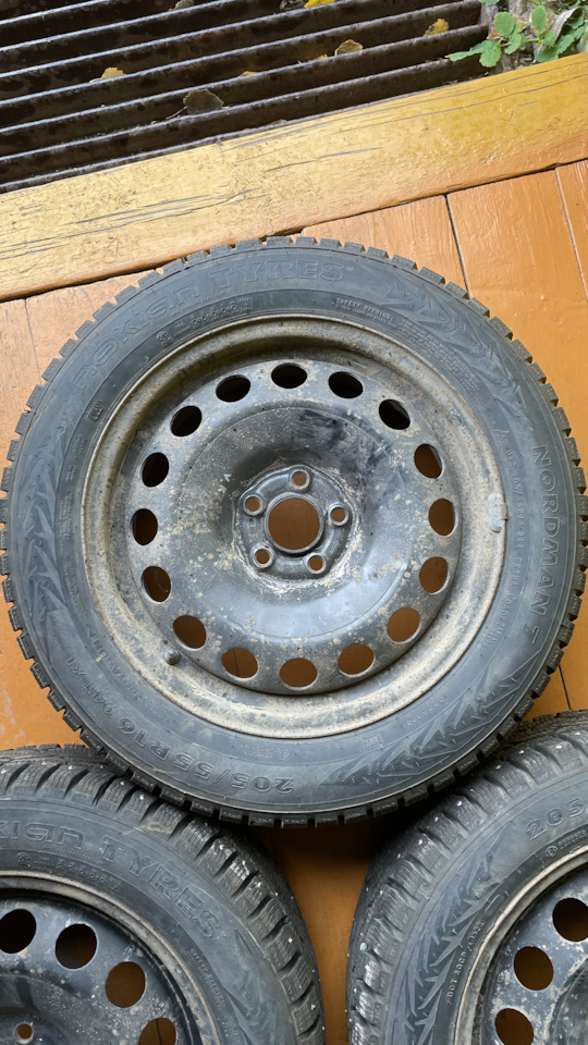 Шины зимние шипованные Nokian 205/55 R16, штампованные диски Vag 16 5x100 на Volkswagen Golf Mk4 ...
