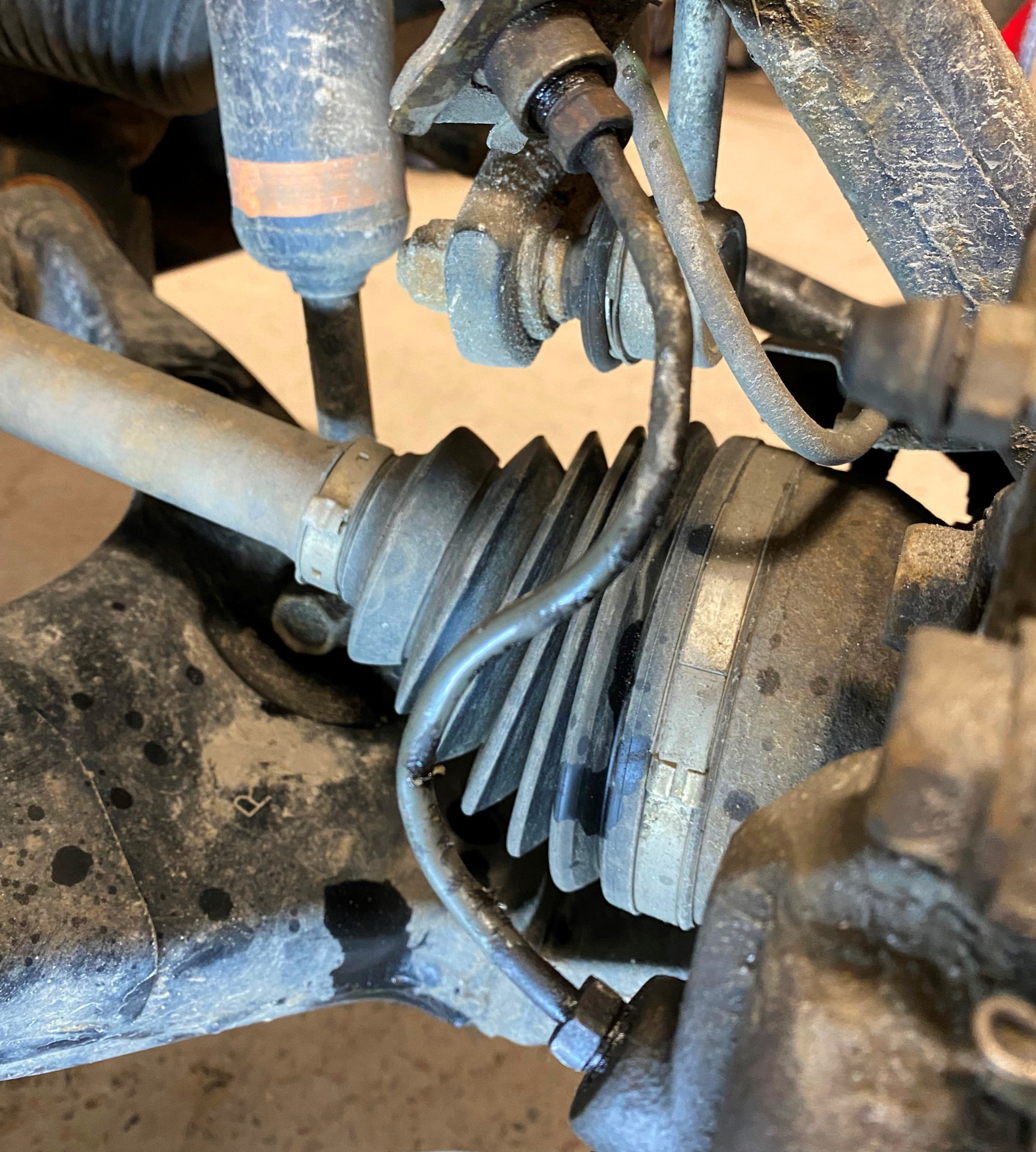 Замена передних тормозных трубок — Toyota Land Cruiser Prado 120-series ...