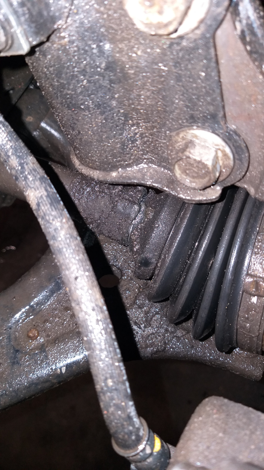 Замена внешнего переднего левого пыльника ШРУСа — SsangYong Actyon (2G ...