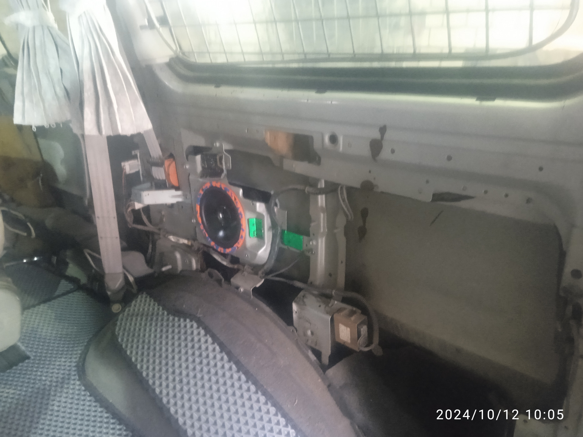 Замена задних динамиков. И… — Nissan Elgrand (E50), 3,2 л, 1997 года | автозвук | DRIVE2