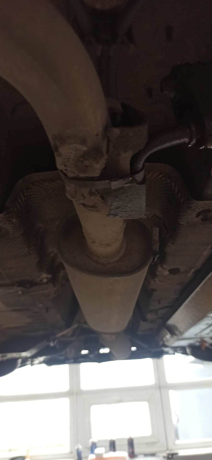 Крепление выхлопной системы всё — Renault Sandero 1G, 1,6 л, 2013 года ...