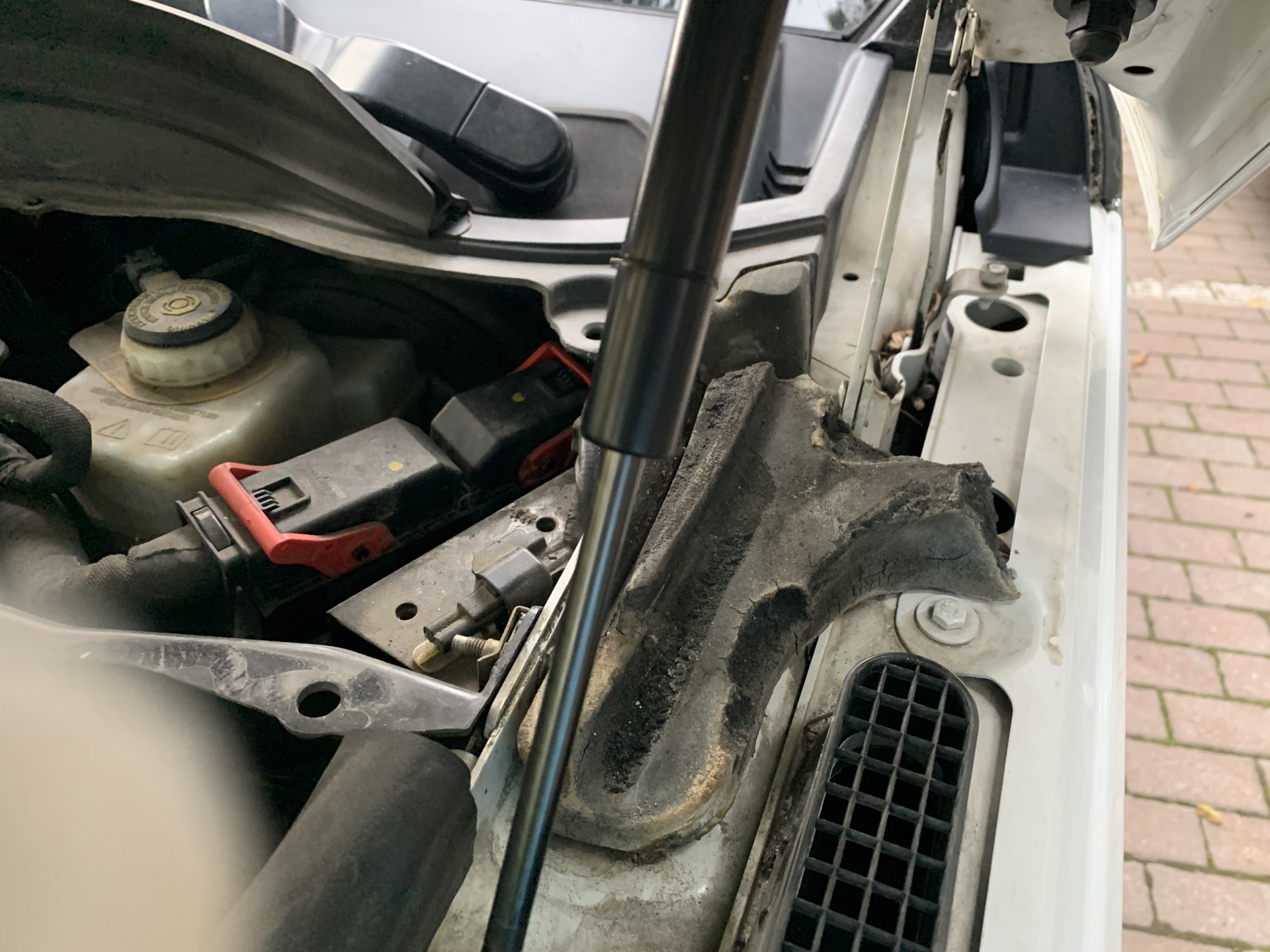 Развалились изоляторы капота Range Rover — Land Rover Range Rover (4G ...