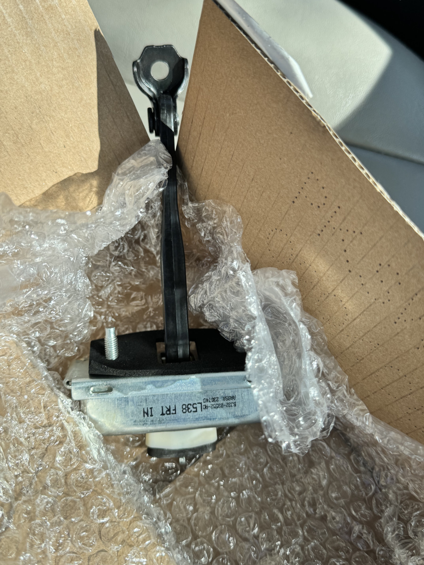 Ограничитель двери левый передний — Land Rover Range Rover Evoque (1G ...