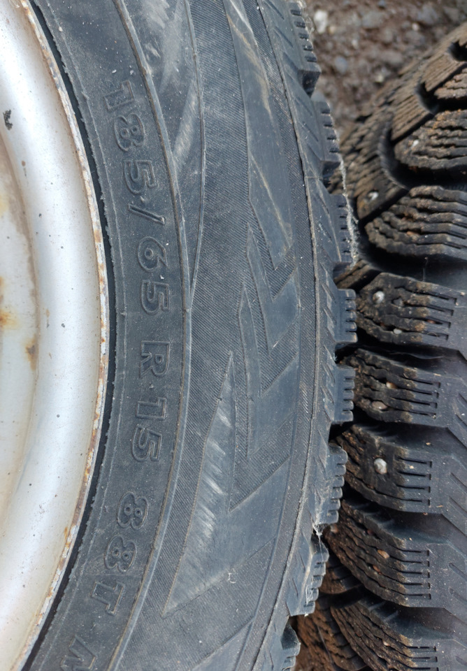 Шины зимние шипованные Nokian 185/65 R15, штампованные диски 6Jx15 ET43 ...