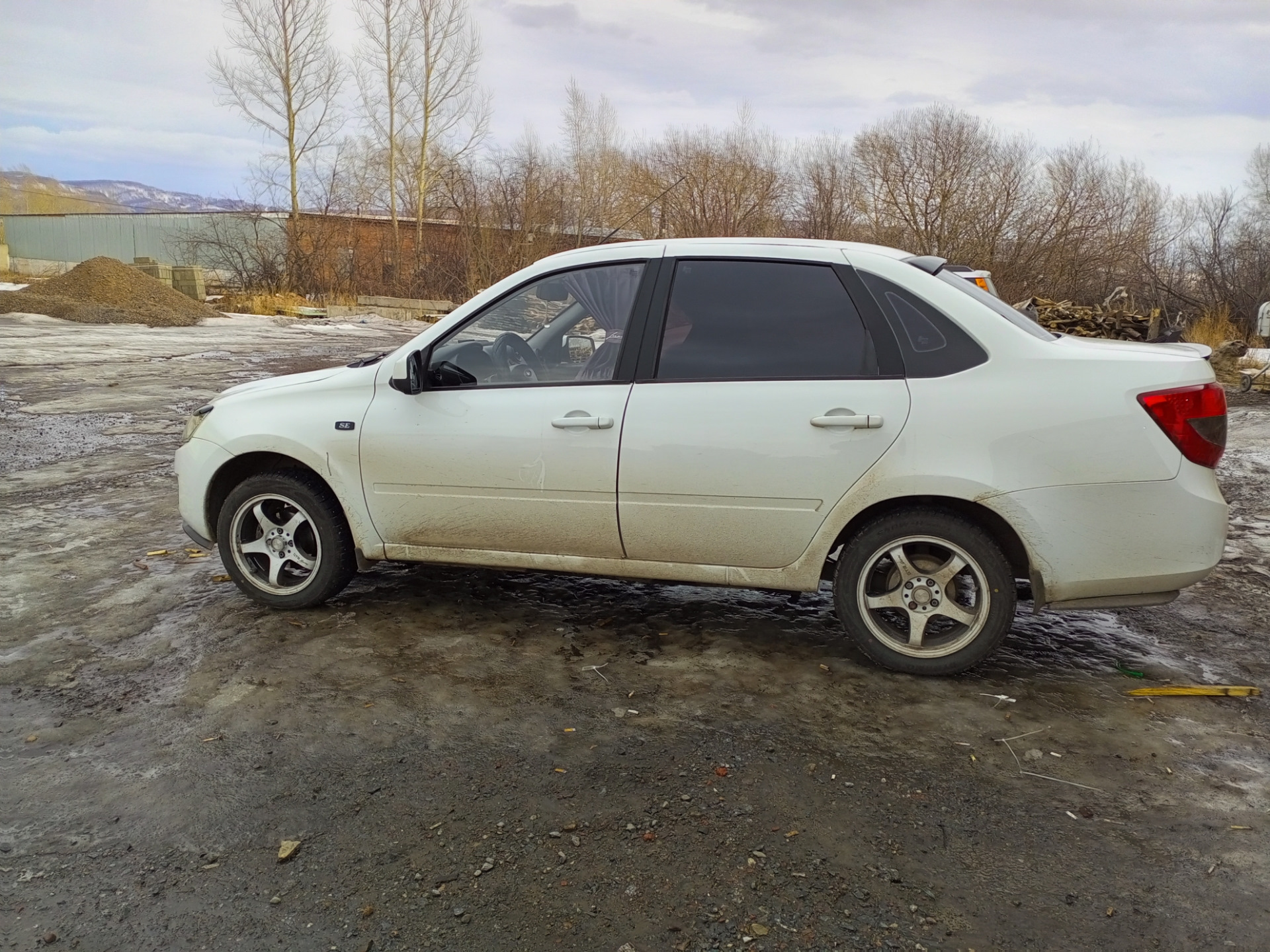 Стойки дверей в черную матовую пленку. — Lada Гранта (1G), 1,6 л, 2013 года | стайлинг | DRIVE2