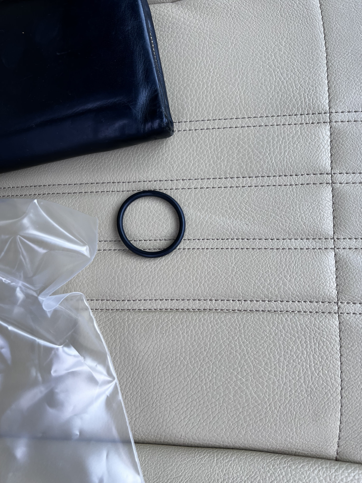 Замена уплотнения на крышке маслозаливной горловине . — Alfa Romeo 159 ...