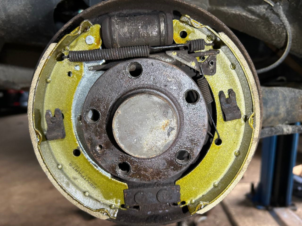 VW Volkswagen Polo Sedan замена задних тормозных колодок и барабанов ...
