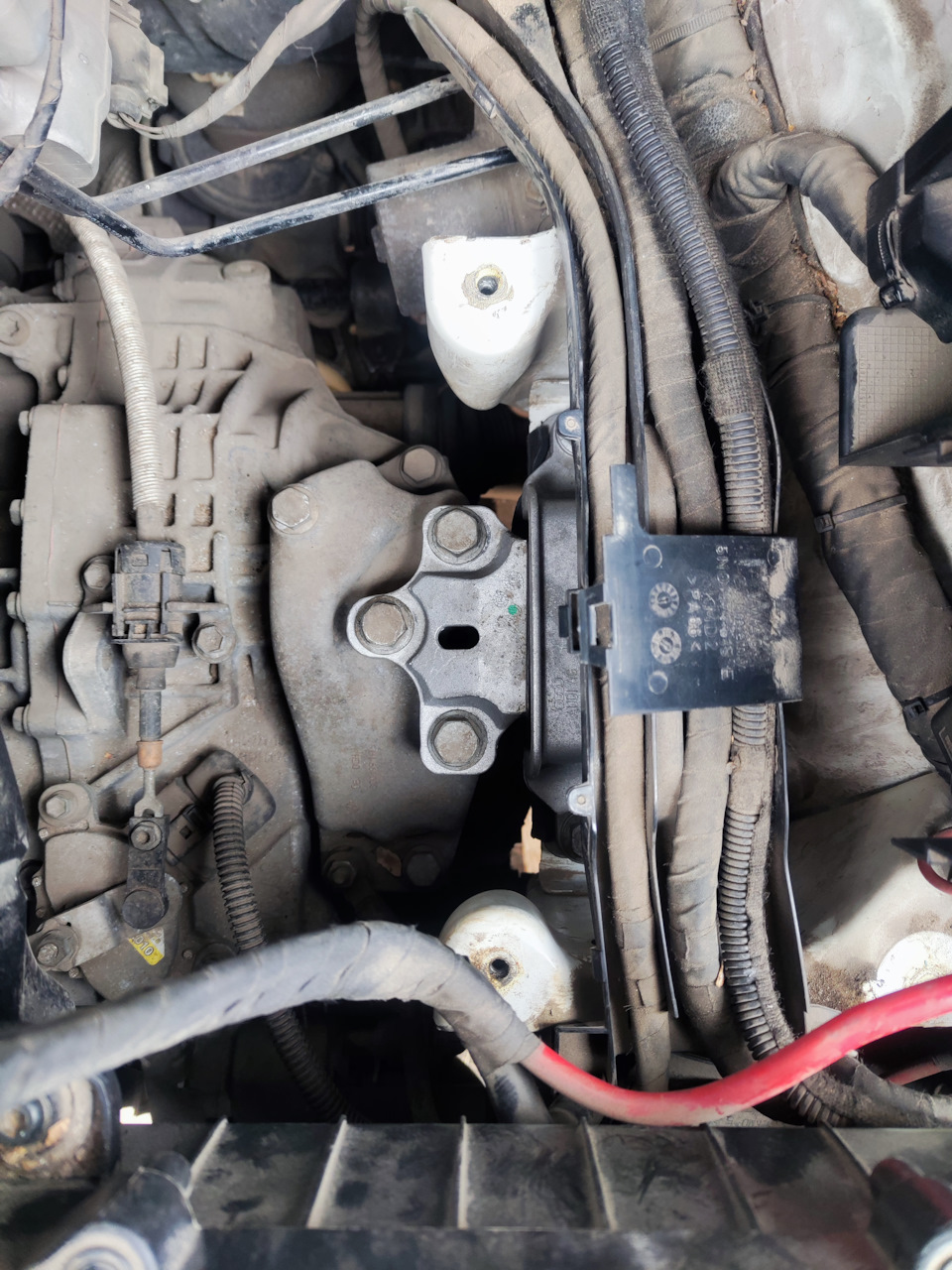 Установка гидроопоры АКПП VAG 8J0 199 555 D — Volkswagen Tiguan (1G), 2 ...