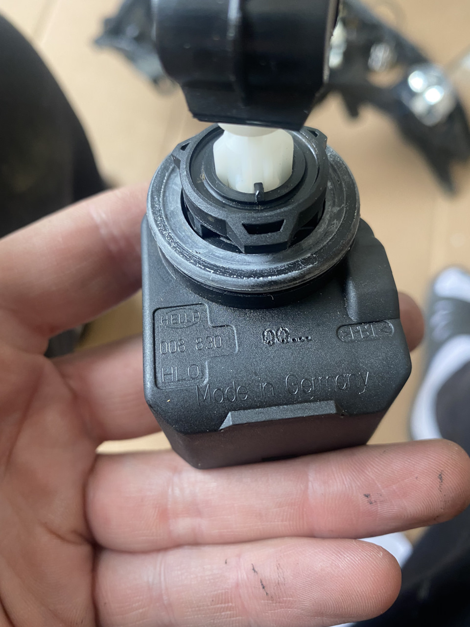 Замена стекла фары — Opel Astra H, 1,8 л, 2007 года | своими руками ...