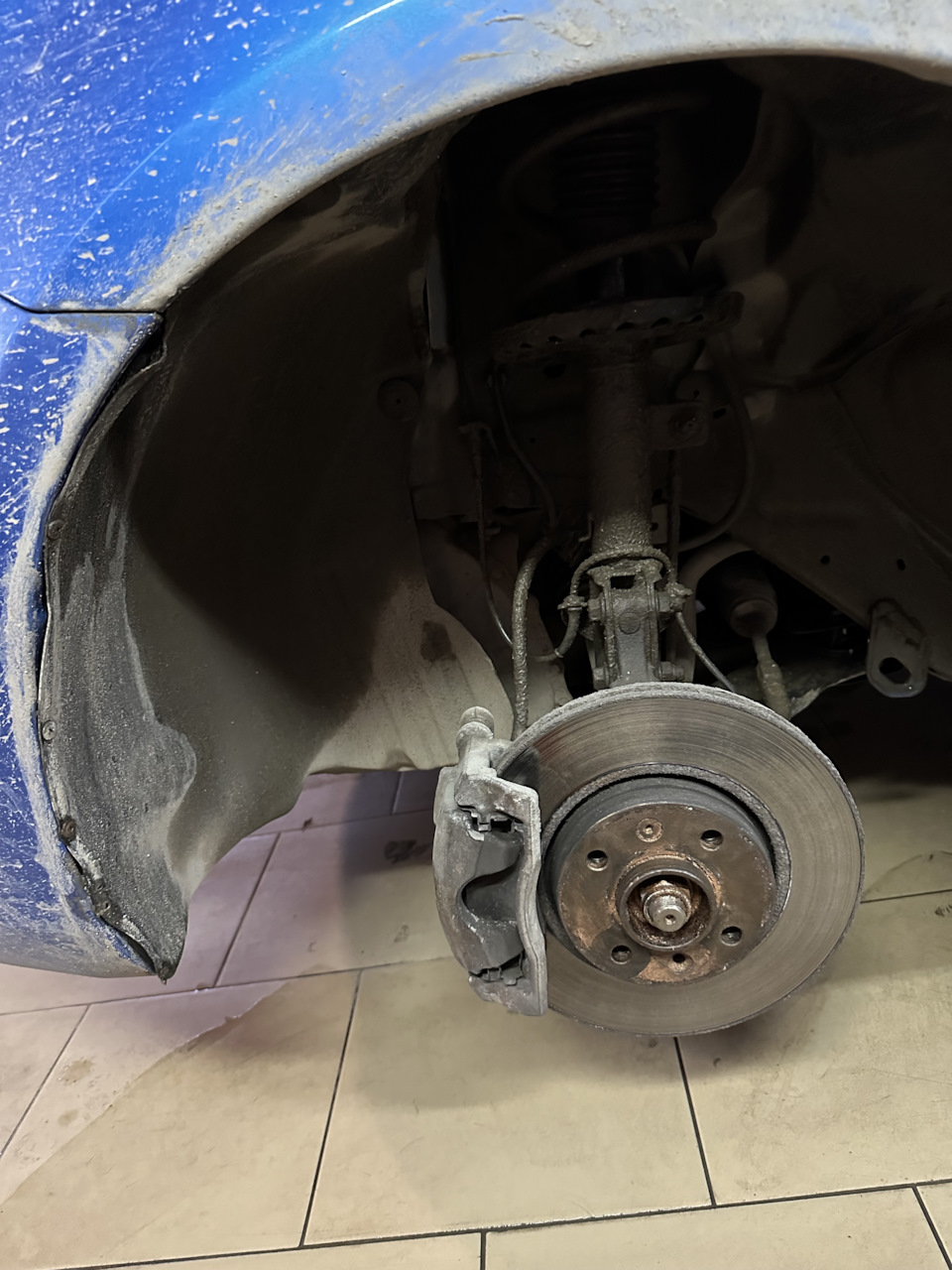 Замена подкрылков — Nissan Note (1G), 1,6 л, 2008 года | своими руками ...