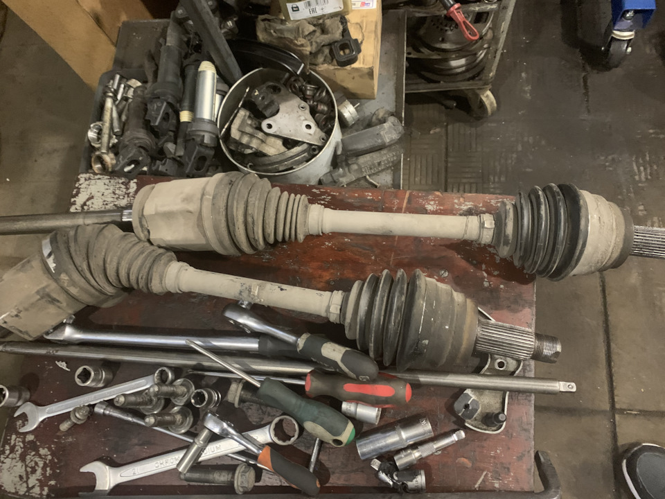 Компрессор A/C, опоры и полуось — BMW X6 (E71/E72), 4,4 л, 2008 года ...