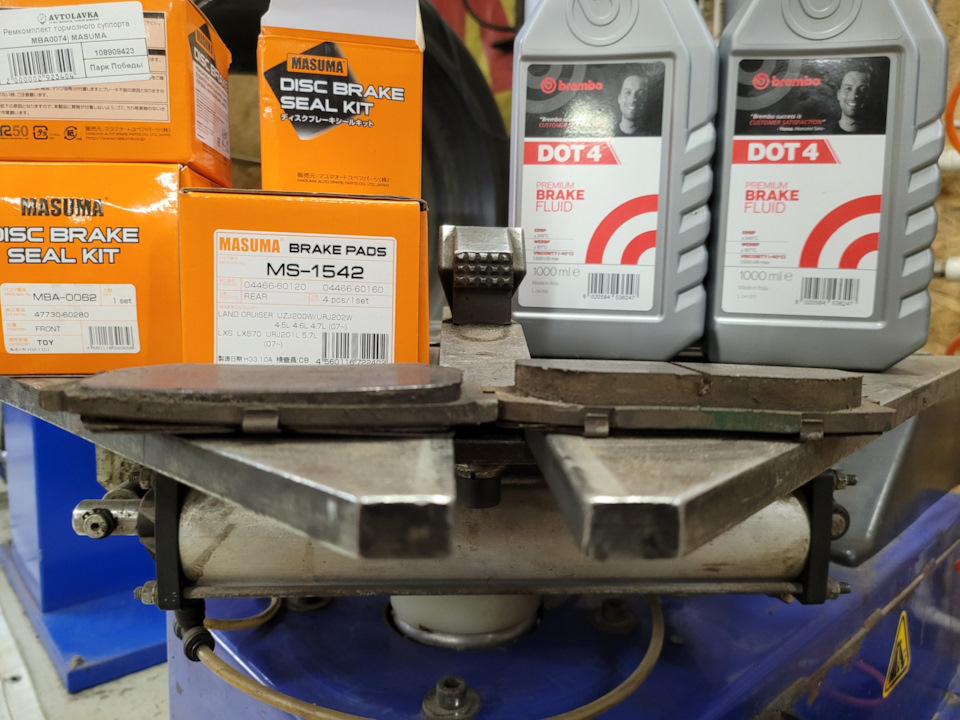 Переборка тормозной системы. Замена пердних тормозных пыльников(щитков ...