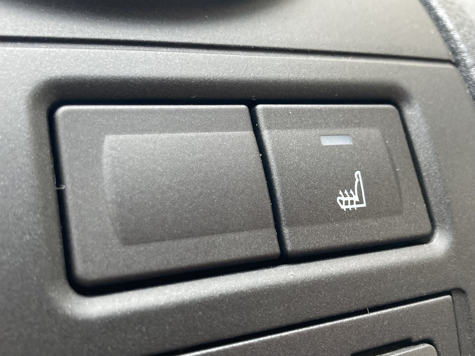 Кнопки подогрева сидений — Ford Fiesta (Mk V), 1,6 л, 2007 года ...