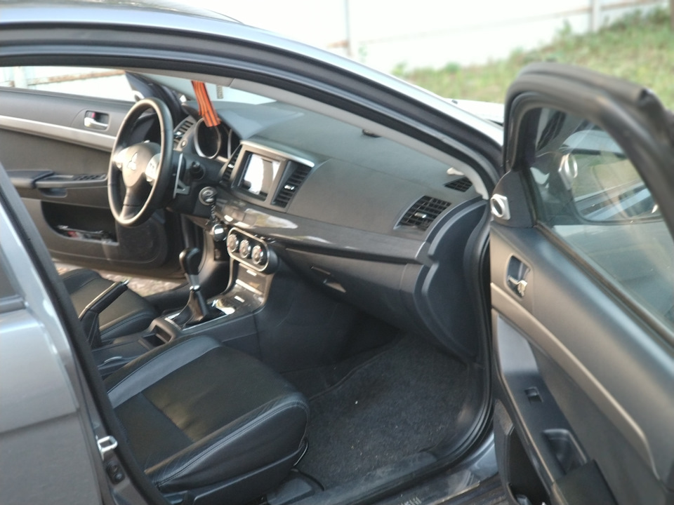 Крепление знака аварийной остановки — Audi A6 (C6), 3 л, 2011 года ...