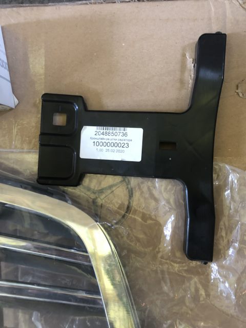 A2048850736 Опора решетки радиатора. MERCEDES | Запчасти на DRIVE2
