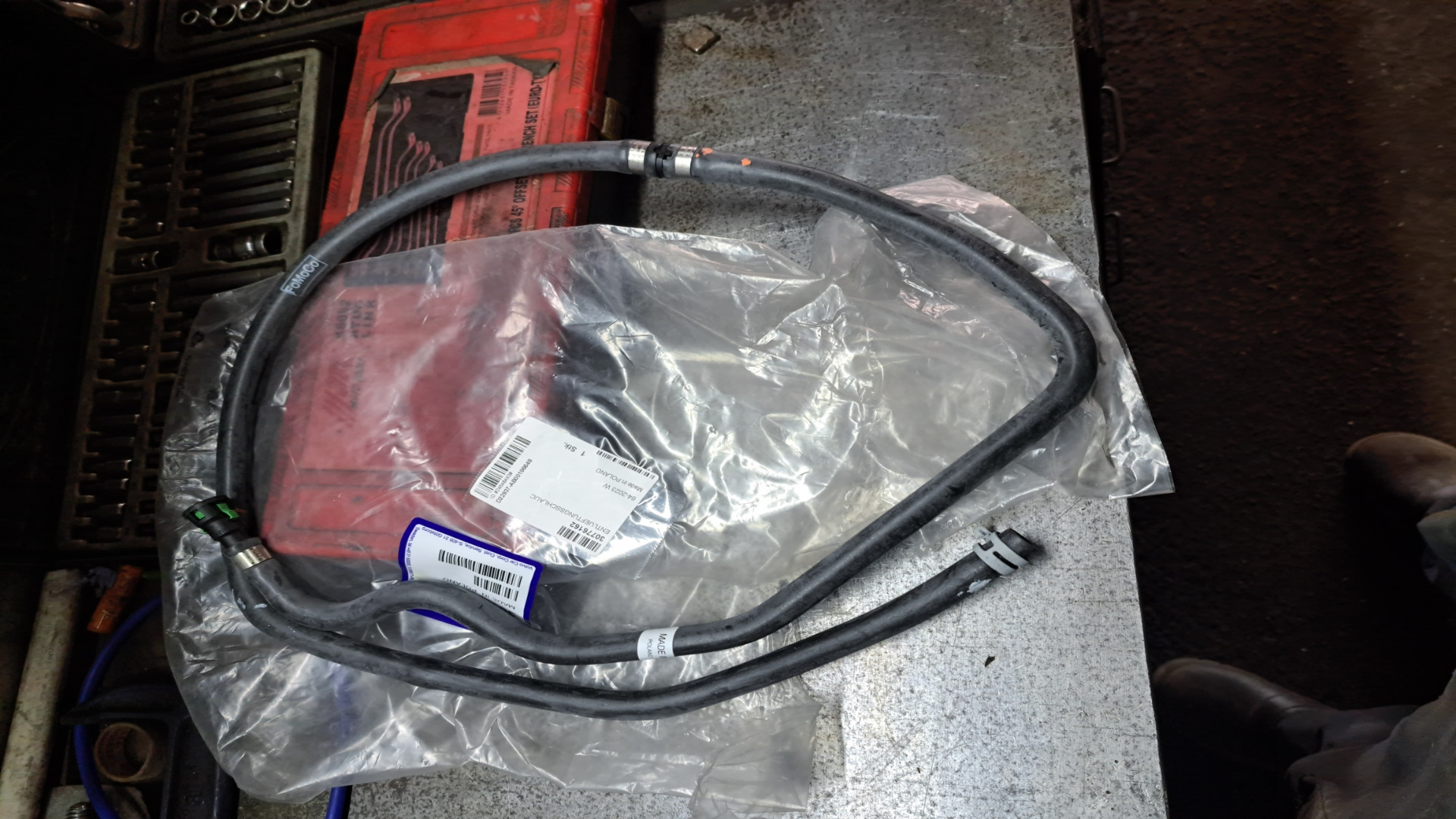 Замена патрубка термостата — Volvo C30, 2,4 л, 2007 года | поломка | DRIVE2