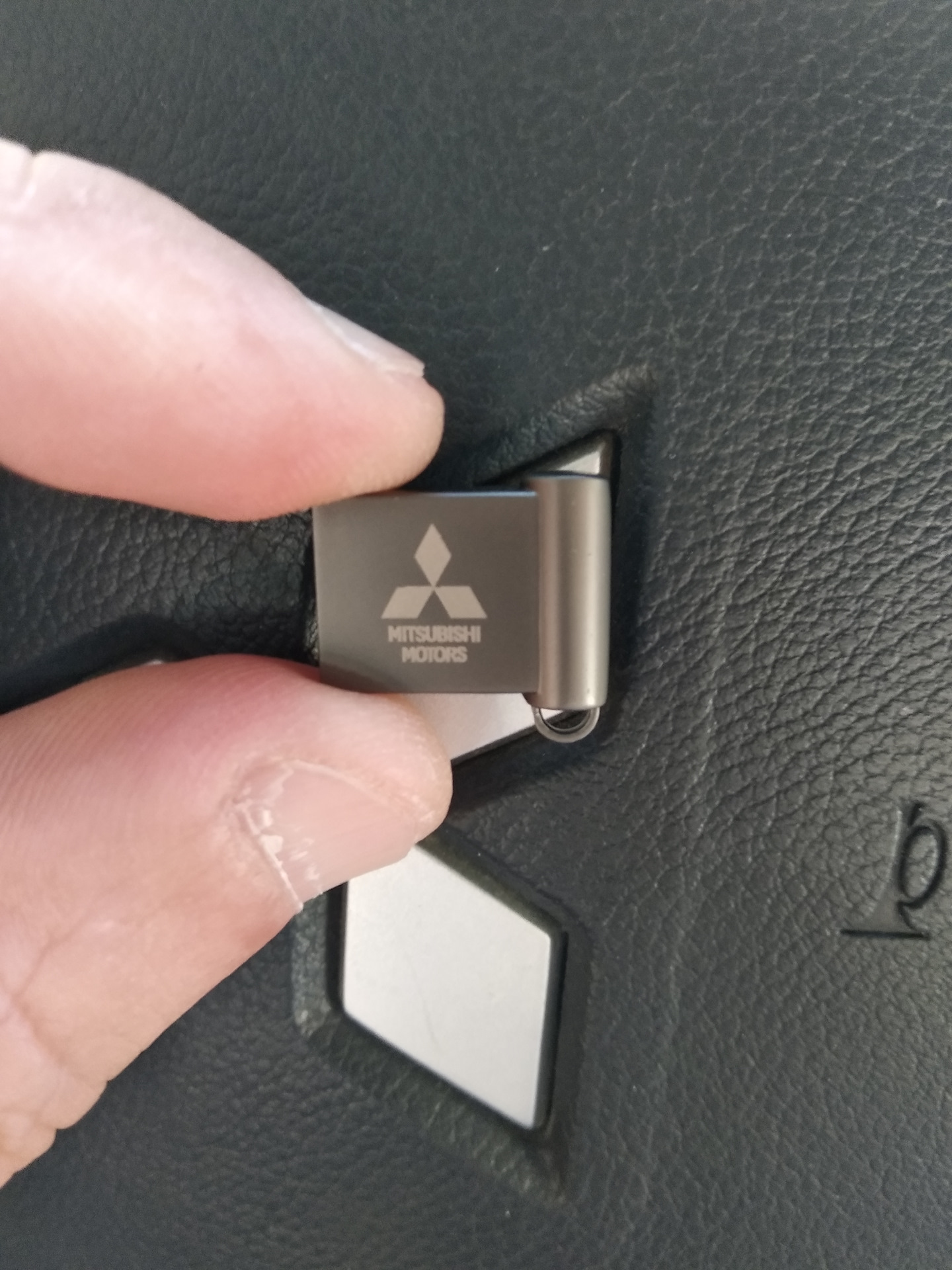 Флешка USB — Mitsubishi Lancer X, 2 л, 2009 года | аксессуары | DRIVE2